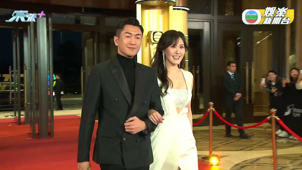 萬千星輝頒獎典禮2024｜兩大港姐冠軍開戰馮盈盈大DeepV 陳曉華真空露側胸戰鬥格上陣 | UHK 港生活