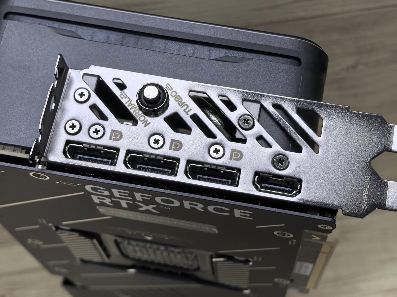 NVIDIA RTX 5090 D 實卡開箱！核心規格與硬件設計全面剖析！ | ezone