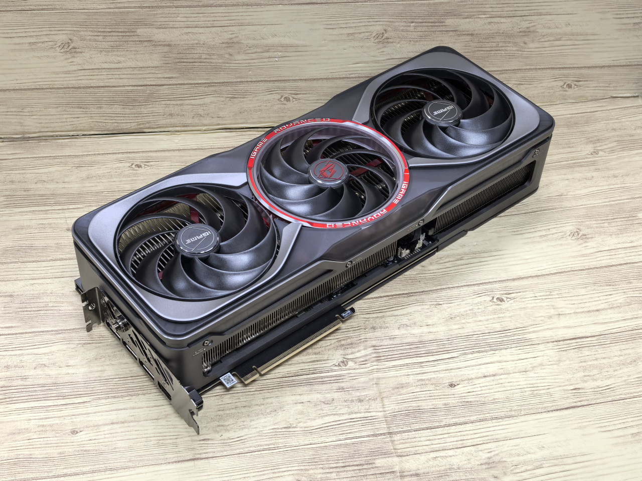 NVIDIA RTX 5090 D 實卡開箱！核心規格與硬件設計全面剖析！ | ezone