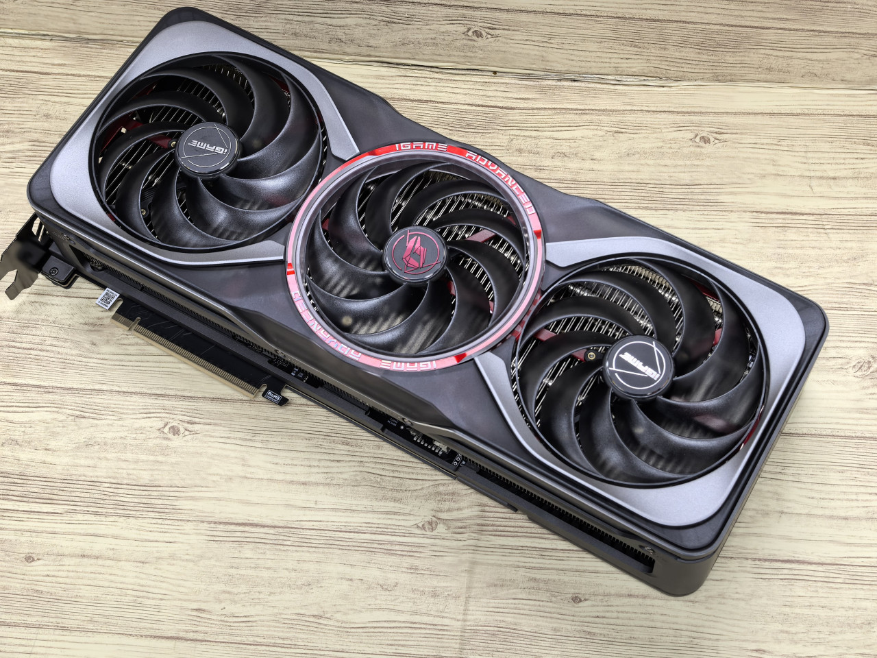 NVIDIA RTX 5090 D 超詳實測！Blackwell 新架構、DLSS4 加持、最強 AI 遊戲卡皇驗證！ | ezone