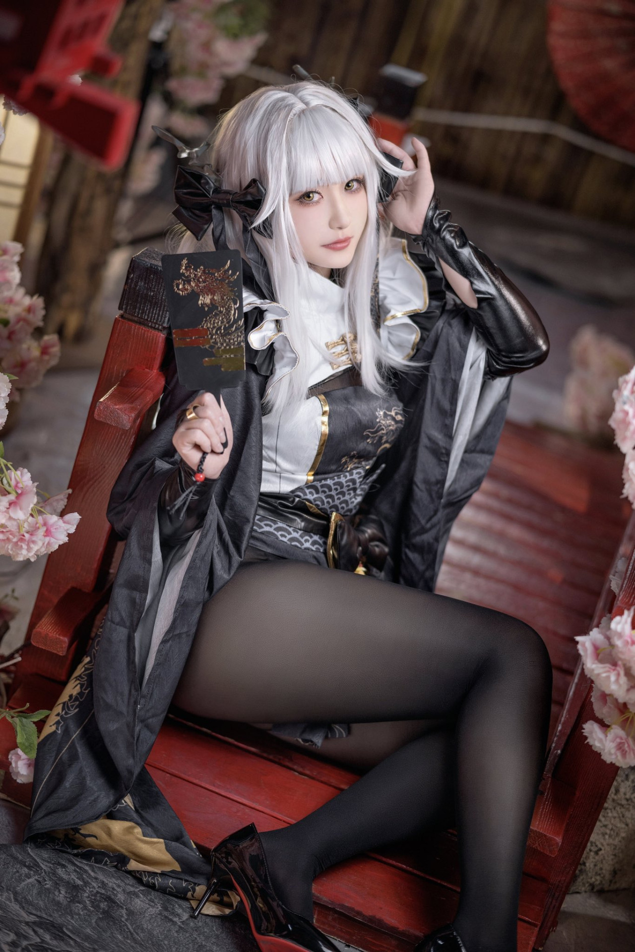 《妮姬》布蘭兒「白兔」Cosplay 高貴黑金旗袍 還原角色黑絲誘人造型 | ezone
