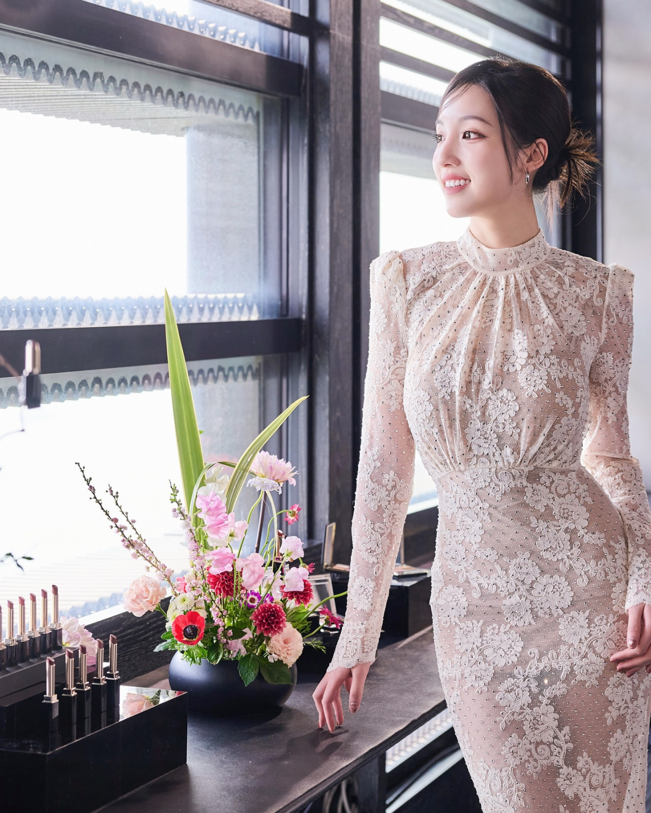 海兒日本Cosplay花絮照曝光 白色貼身背心震撼網民 導彈級上圍S形曲線完美展現 | ezone