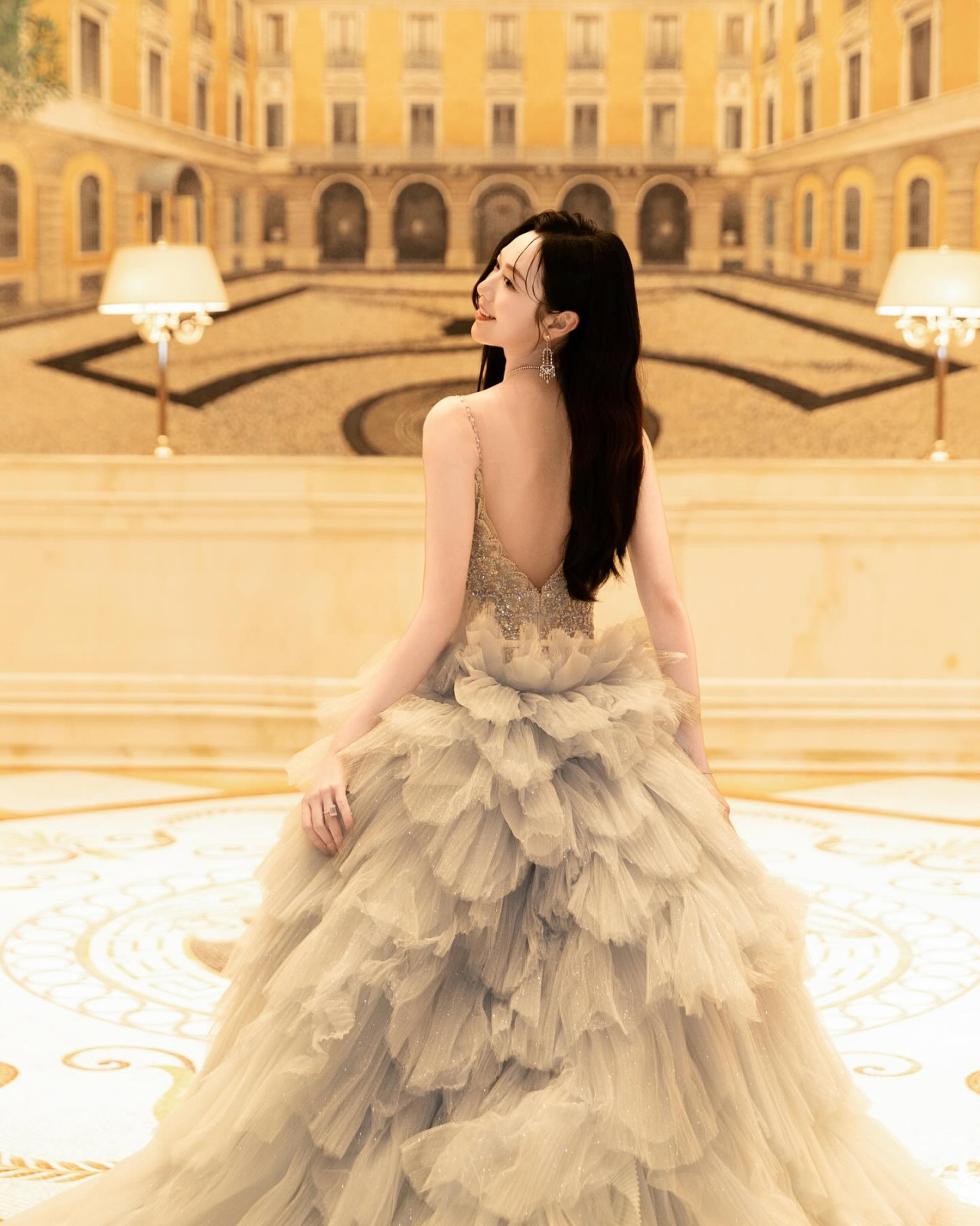 萬千星輝頒獎典禮2024｜兩大港姐冠軍開戰馮盈盈大DeepV 陳曉華真空露側胸戰鬥格上陣 | UHK 港生活