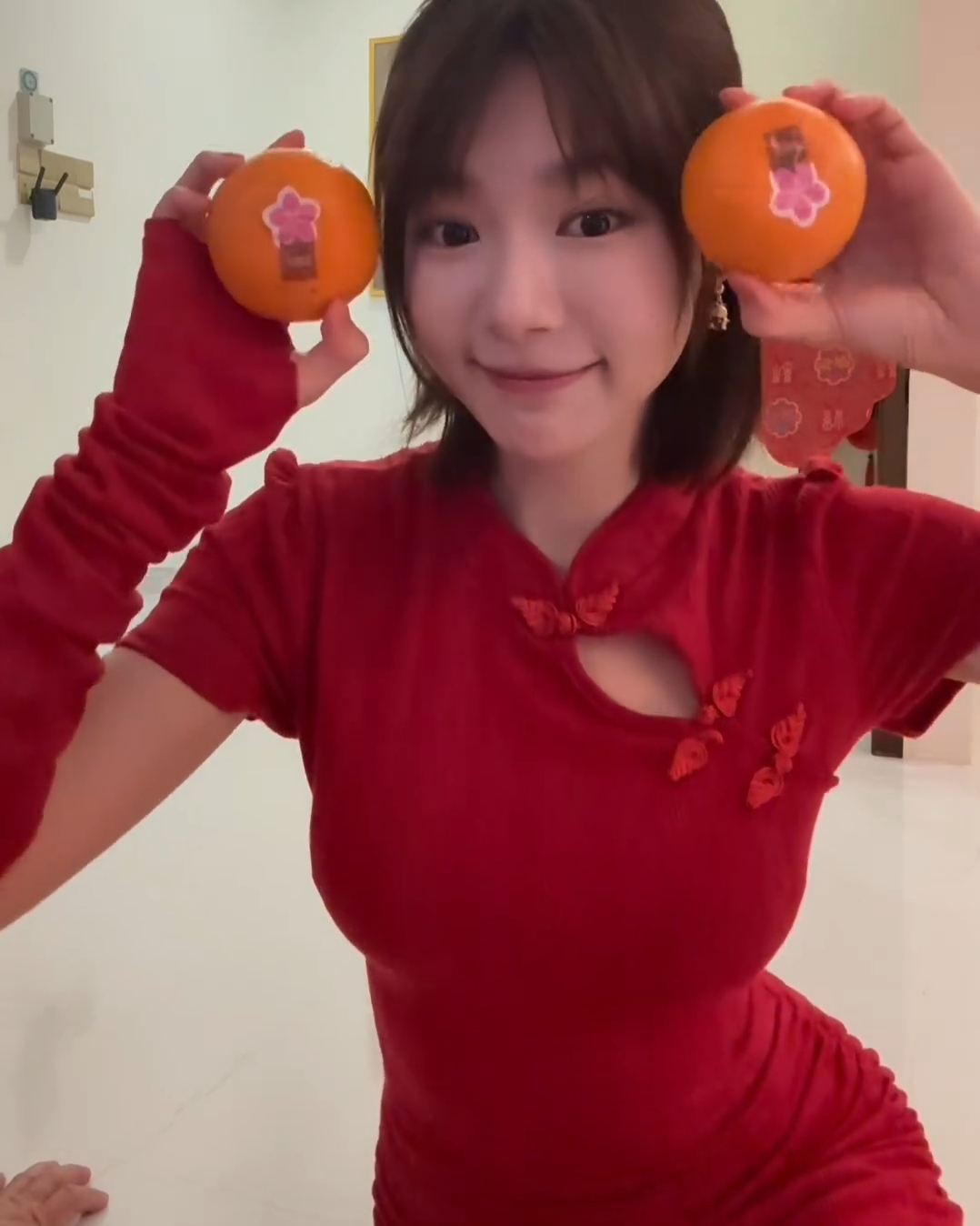 林明禎蛇年旗袍新相魔鬼身材惹哄動 Edan不避嫌表態like相讚女神 | UHK 港生活