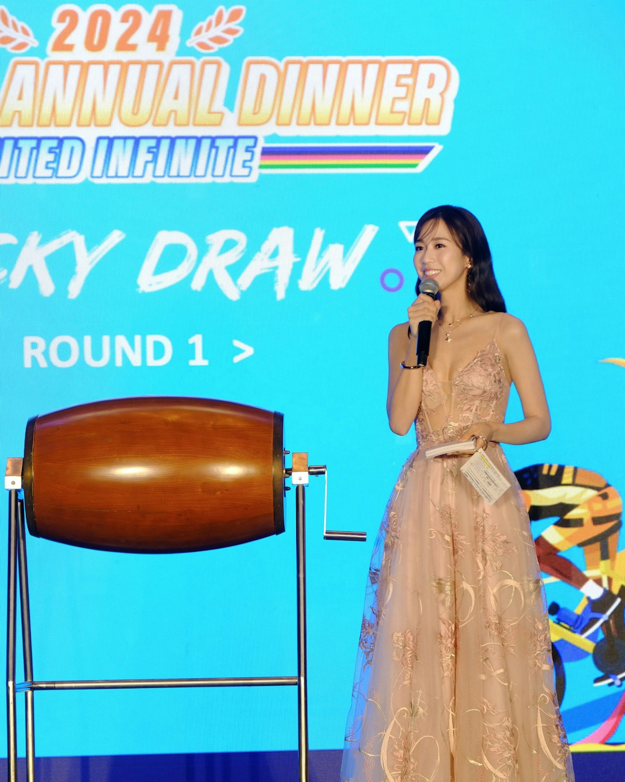 28歲東張女神性感戰鬥格身材fit到漏 低胸薄紗大騷「必殺武器」驚艷全場 | UHK 港生活