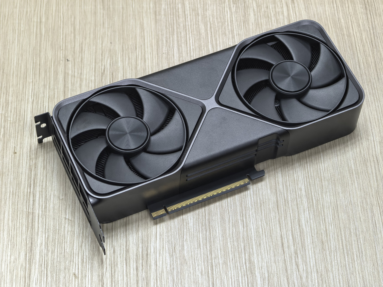 NVIDIA GeForce RTX 5070 FE 詳測！挑戰《Monster Hunter Wilds》4K 最高畫質！ | ezone