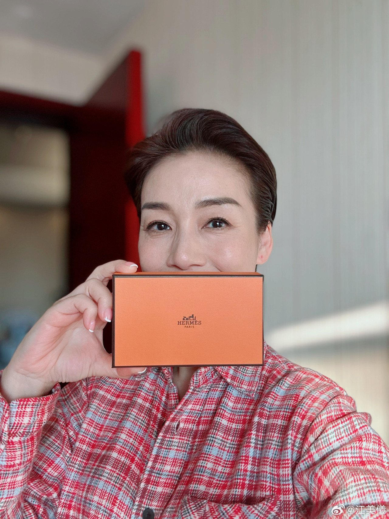 袁詠儀16年後回巢拍劇！殺青與視后江美儀相擁合照 感情好到豪送Hermès禮物？ | UHK 港生活