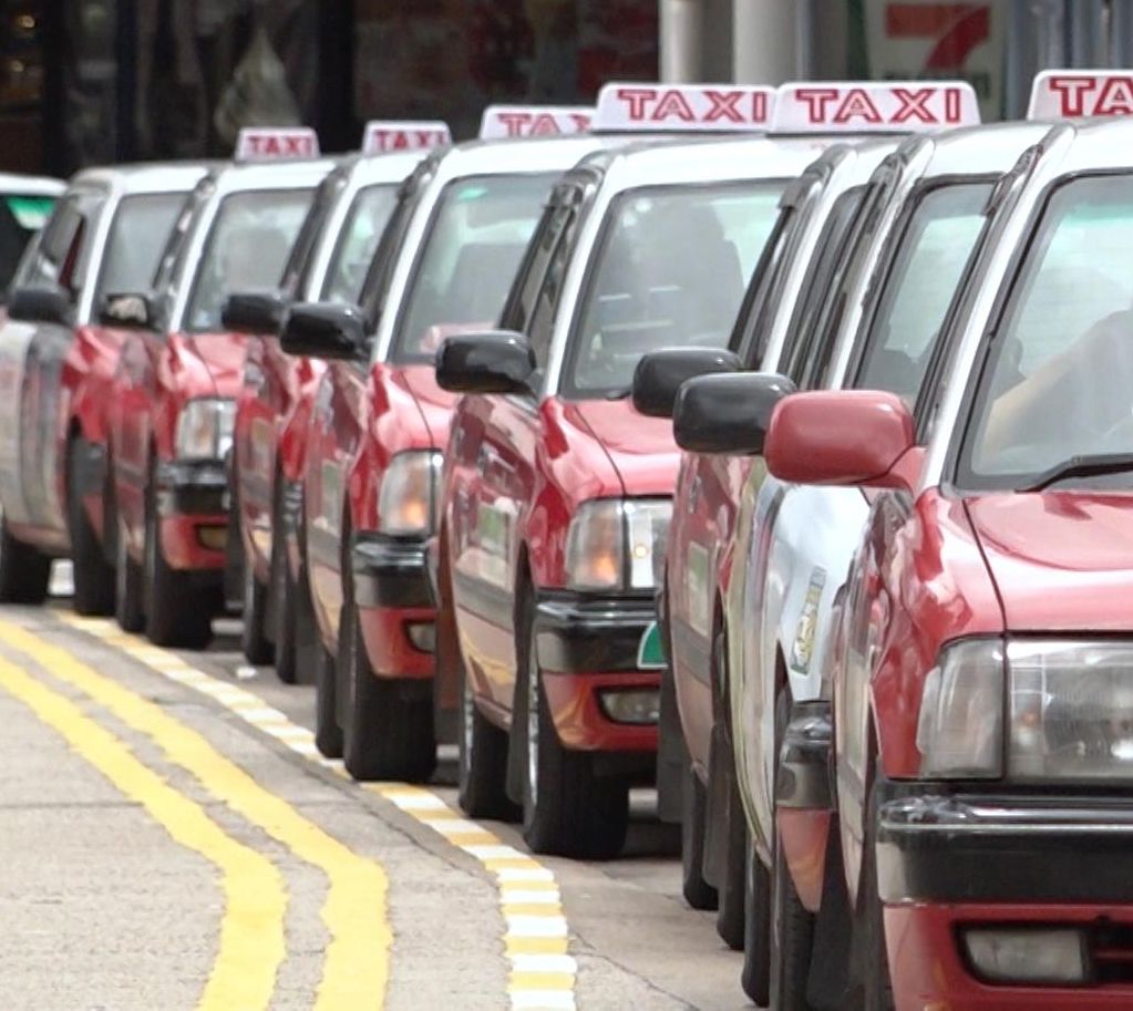 90後的士司機大爆行内秘聞 每月收入達$7萬？分享西客經歷/怒斥Uber食水深/拒載原來有技巧 | UHK 港生活