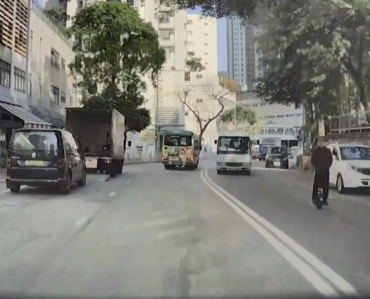 車Cam熱話｜警員旺角路障截查司機問職業 司機回應「Uber」惹熱議 的士Group：光明正大！！！ | ezone