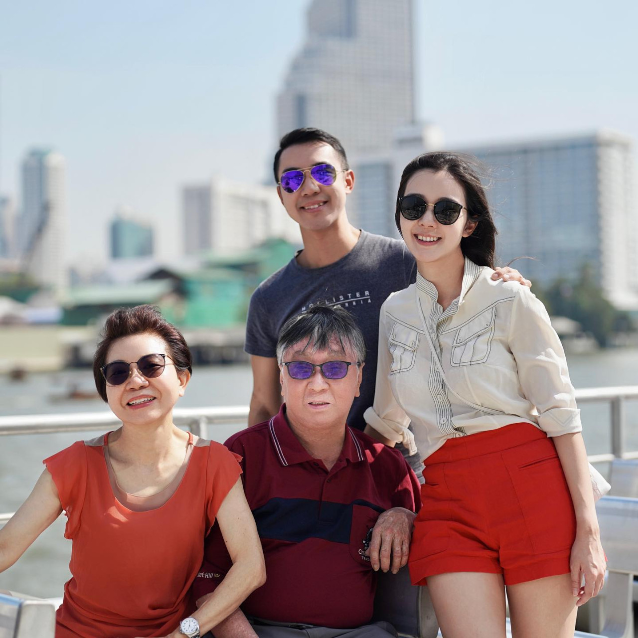 麥明詩產後素顏露面影三代同堂大合照 母愛滿溢手抱BB頭髮超濃密 | UHK 港生活