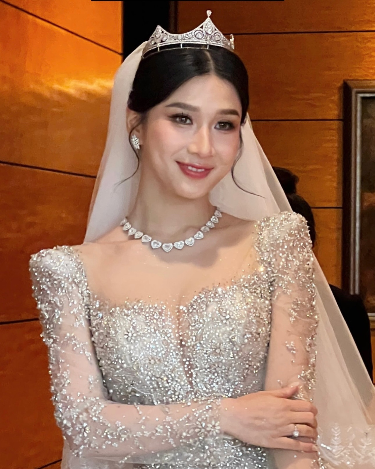 31歲富貴女星超豪華婚宴現場曝光 榮升「40億人妻」龍鳳鈪多到掛上頸 | UHK 港生活