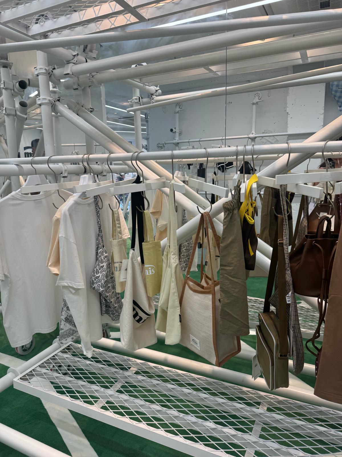 韓國emis旗艦店首度襲港進駐港島！全新春夏款式+港鐵站/綠色草地打卡 | UHK 港生活