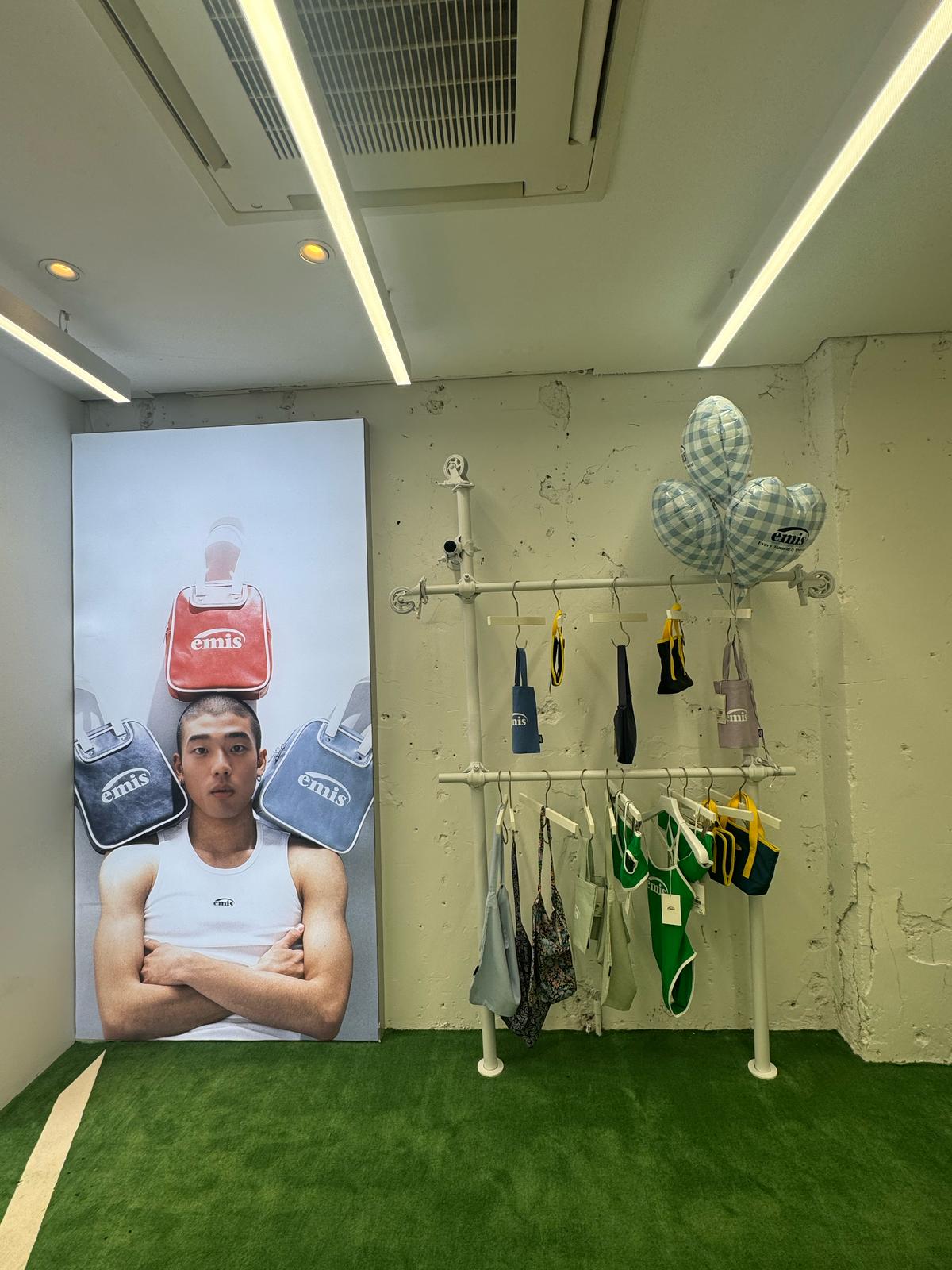 韓國emis旗艦店首度襲港進駐港島！全新春夏款式+港鐵站/綠色草地打卡 | UHK 港生活