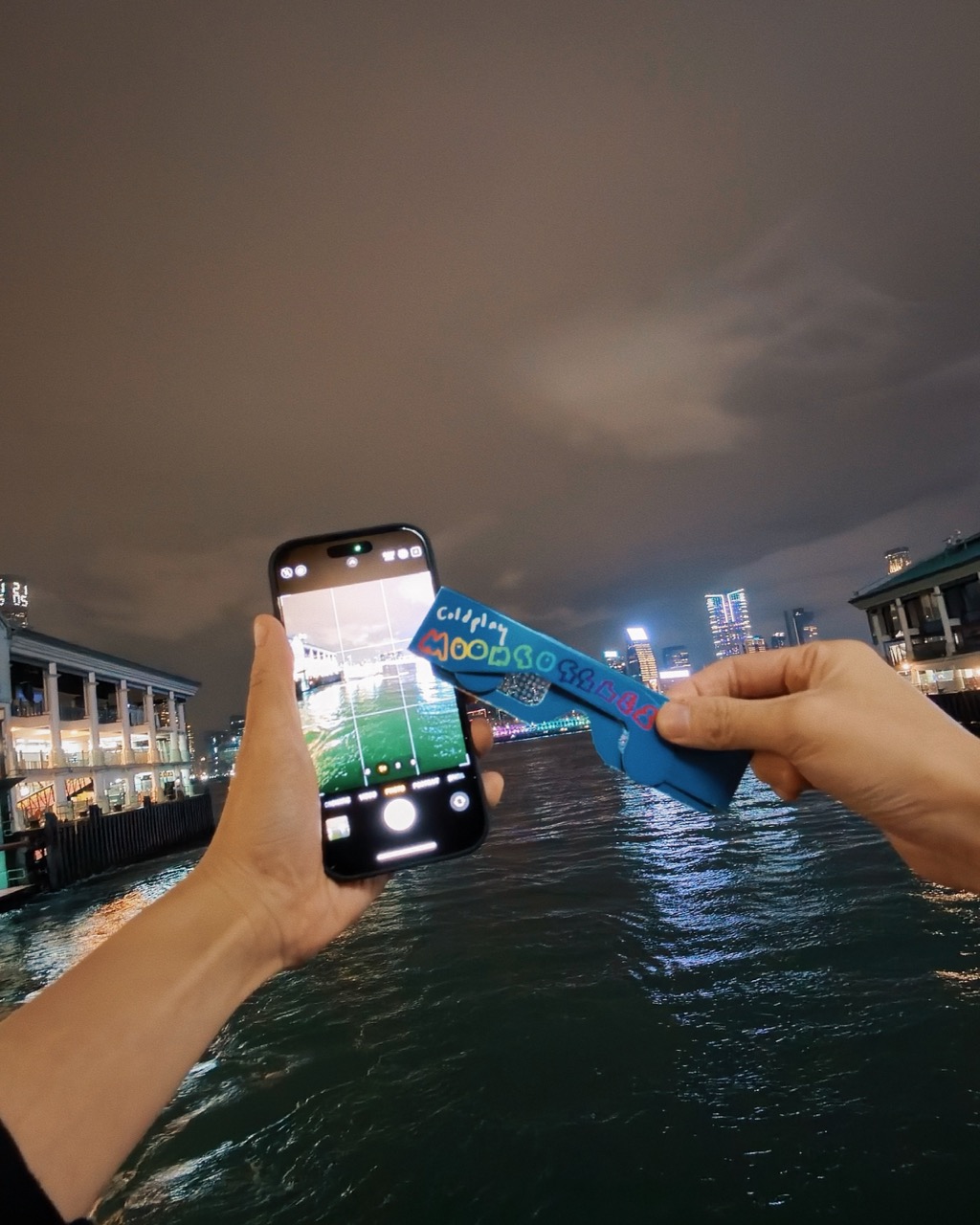 iPhone攝影技｜Coldplay演唱會「moon goggles」變iPhone攝影神器 攝影師Elaine Li教你心形星形夢幻夜景拍攝 ...