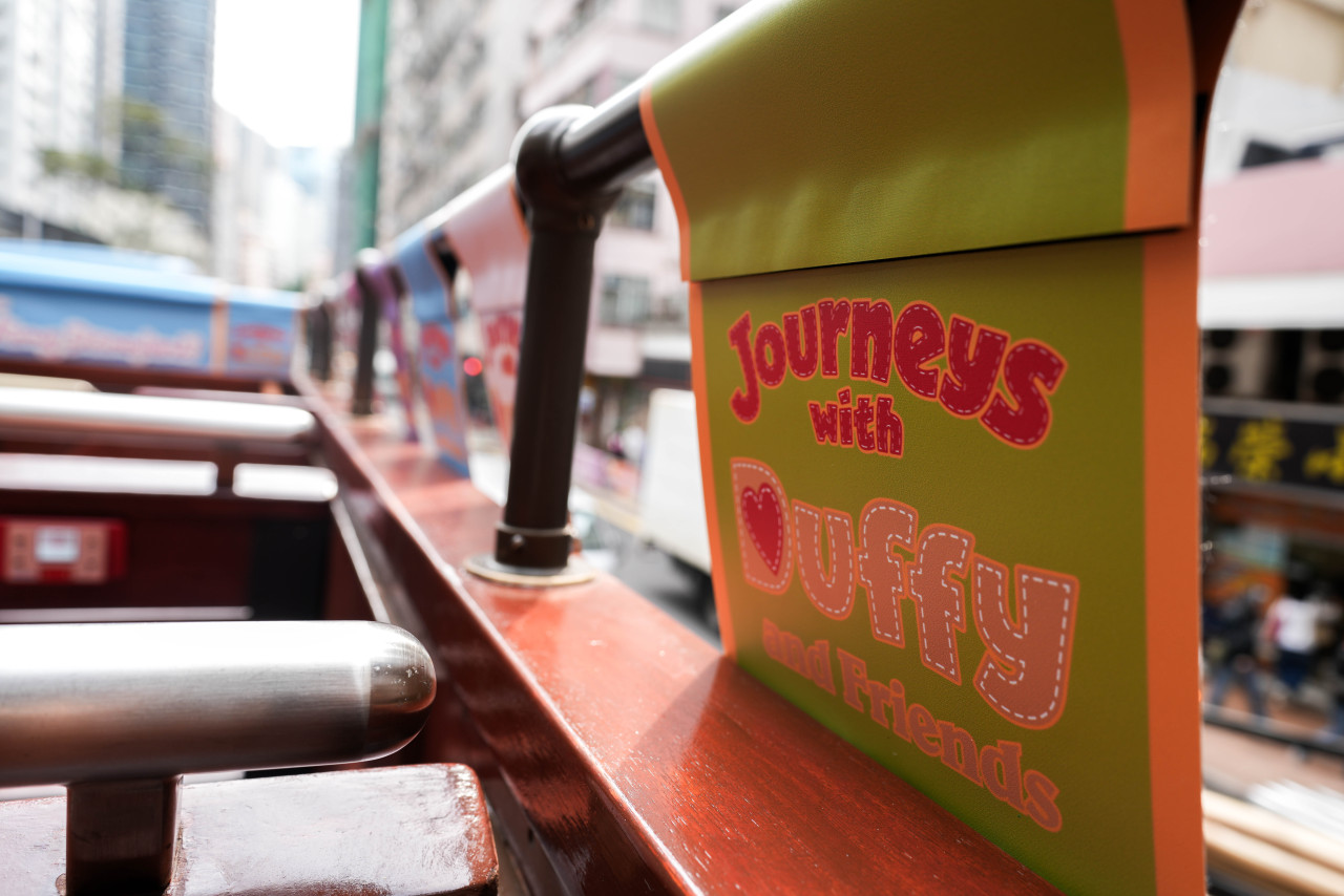 迪士尼Duffy與好友主題電車登場！春日限定車廂打卡位+限量特別版精品 | UHK 港生活