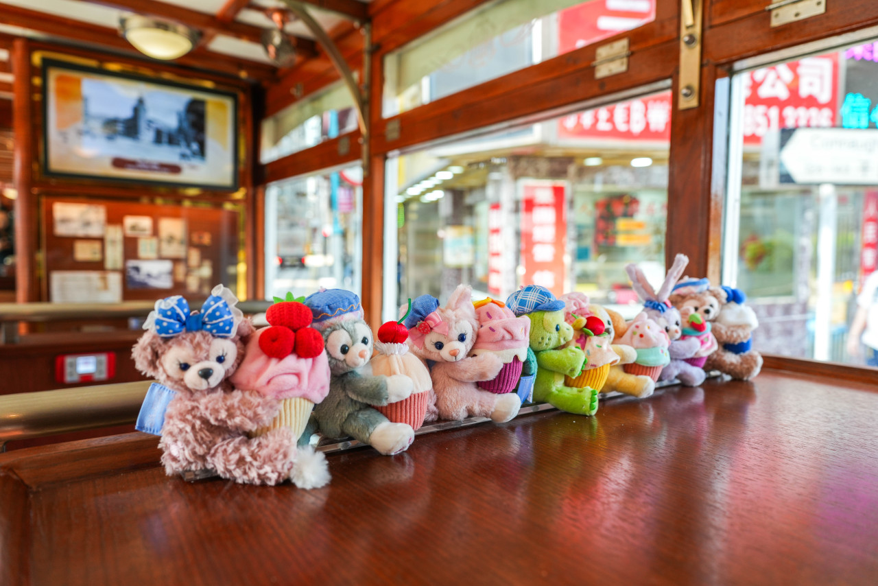 迪士尼Duffy與好友主題電車登場！春日限定車廂打卡位+限量特別版精品 | UHK 港生活