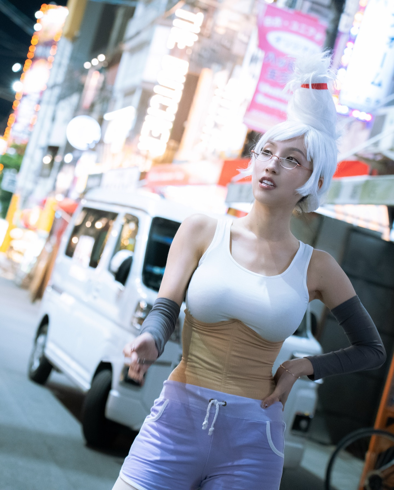 海兒Cosplay著貼身背心晒魔鬼身材 「導彈級」上圍S形曲線震撼眼球 | UHK 港生活