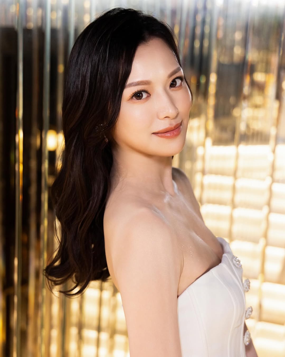 網絡熱搜｜馮盈盈參選港姐前電腦節Showgirl舊相出土 10年前青澀樣貌 網民驚呼變化大 | ezone