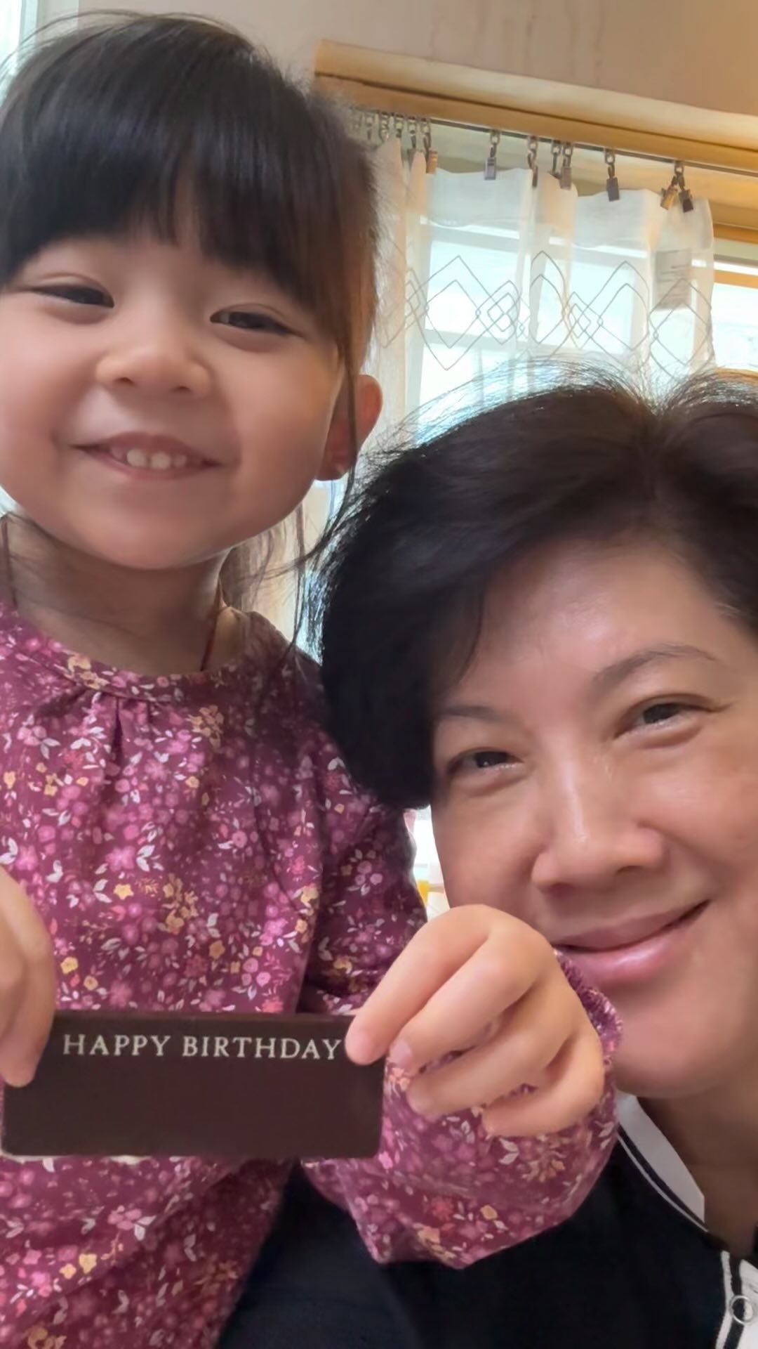 58歲黃澤鋒老婆平安誕下第二胎囡囡 IG報喜父女溫馨抱BB：黃妃與貴妃 | UHK 港生活