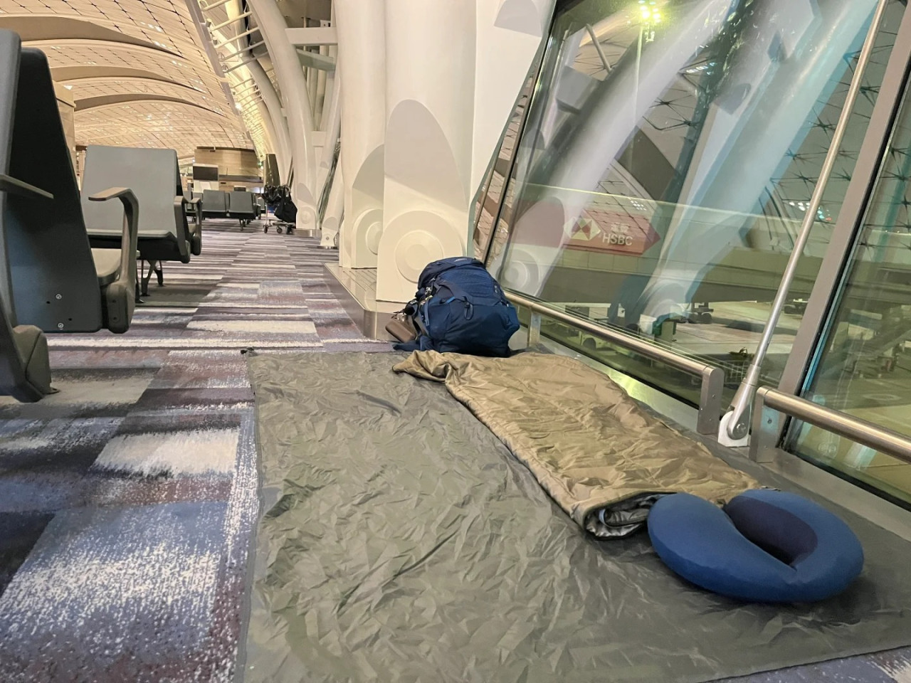 香港機場免費過夜攻略｜內地女示範放下羞恥心 怒省幾百住宿費 | ezone