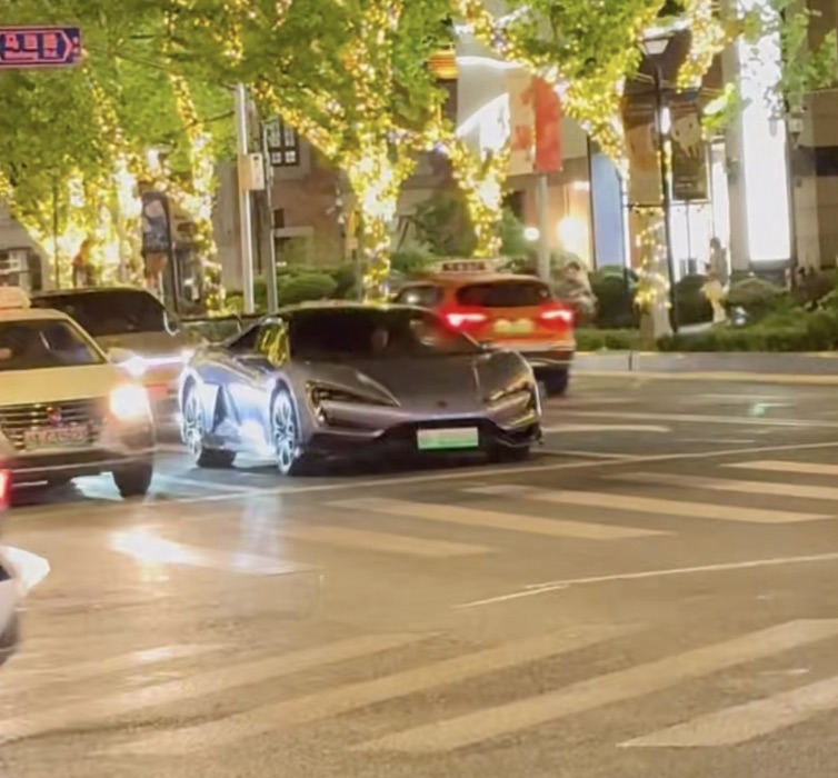 比亞迪仰望U9街頭「車震」引熱議 網民：「我X，牛逼」 | ezone