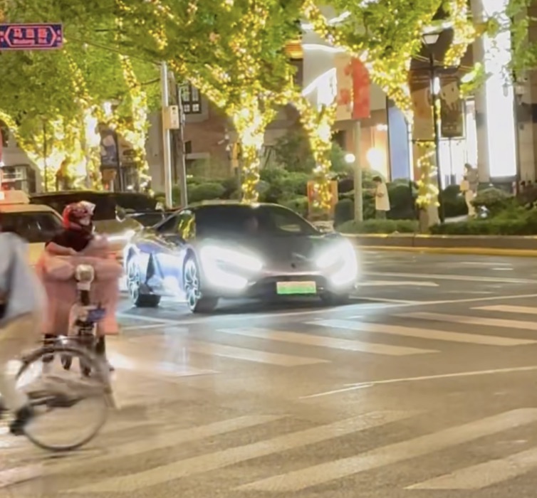 比亞迪仰望U9街頭「車震」引熱議 網民：「我X，牛逼」 | ezone