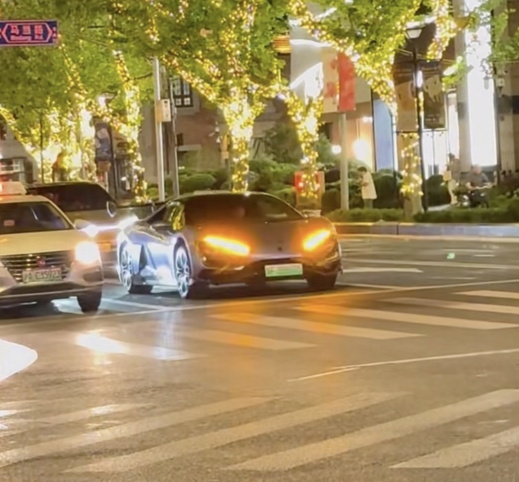 比亞迪仰望U9街頭「車震」引熱議 網民：「我X，牛逼」 | ezone