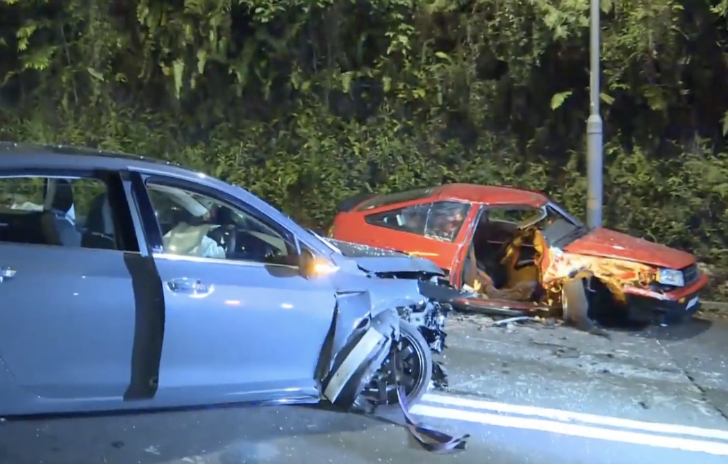 車Cam直擊│深夜荃錦公路兩私家車迎頭猛撼 四人受傷經典AE86遭殃 | ezone