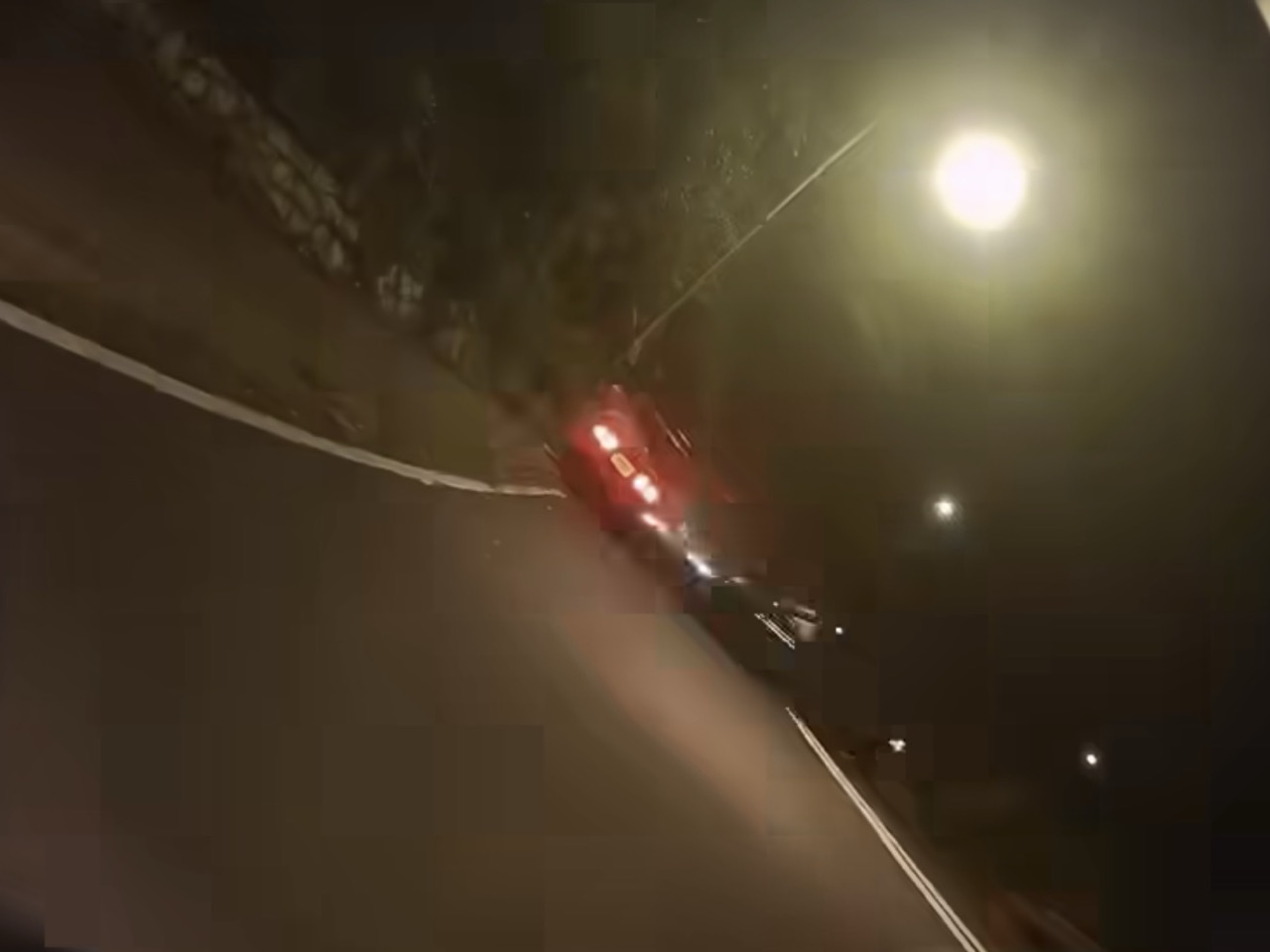 車Cam直擊│深夜荃錦公路兩私家車迎頭猛撼 四人受傷經典AE86遭殃 | ezone