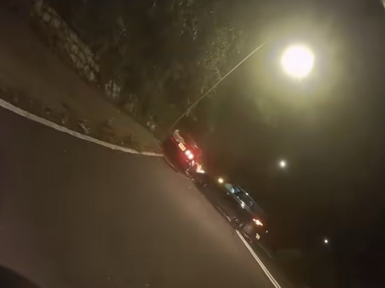 車Cam直擊│深夜荃錦公路兩私家車迎頭猛撼 四人受傷經典AE86遭殃 | ezone