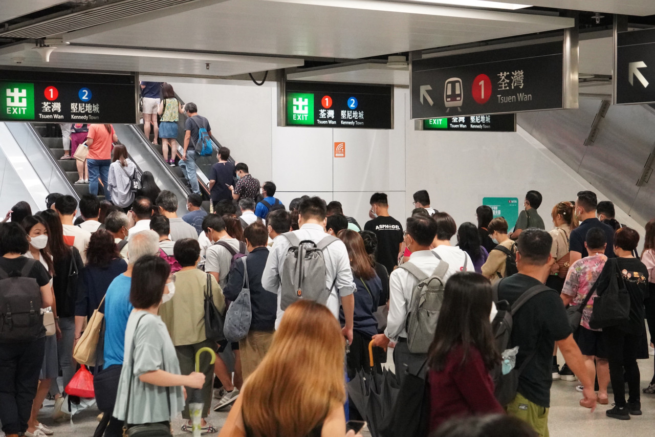 港鐵招聘扶手電梯安全督導員 教乘客正確使用電梯 多個職位時薪最高$93 | ezone