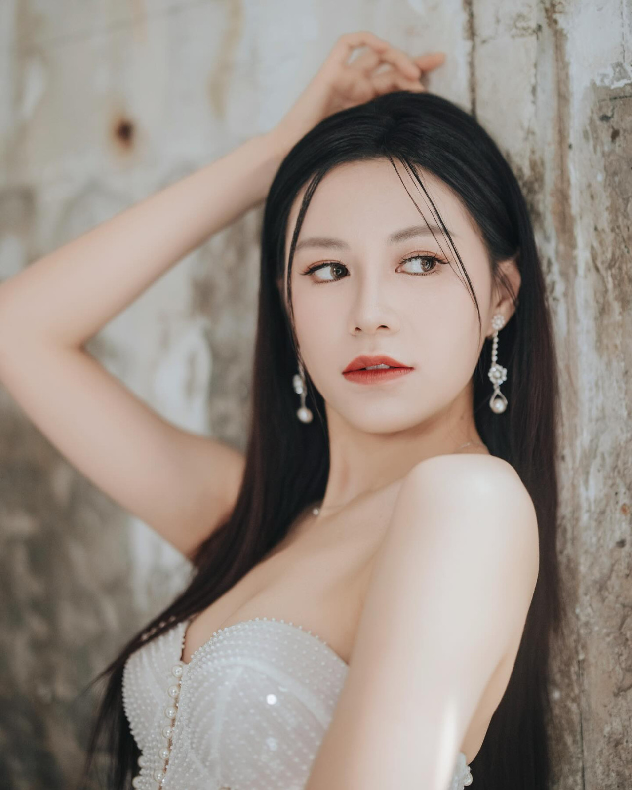 29歲TVB上位小花突晒婚紗照正式封盤？谷胸晒事業線高調宣佈：結婚了 | UHK 港生活