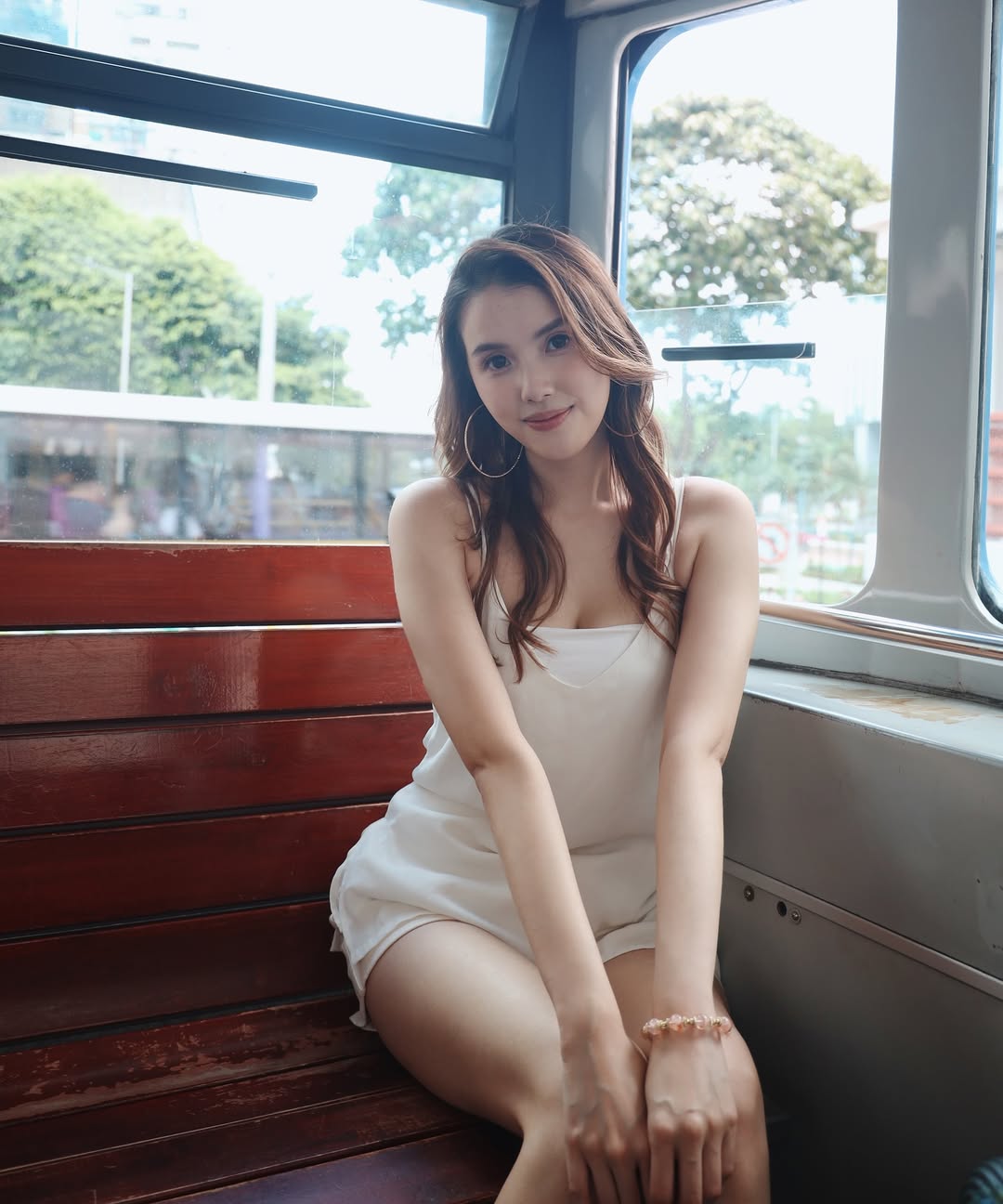 TVB新任咪神IG突晒婚紗照惹全城祝福 6寸深溝震撼區永權：我係咪要恭喜你？ | UHK 港生活