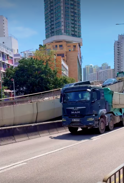 車cam直擊｜陰森停車場疑遇上吊事件 車主急急駛回地面 網民熱議：好明顯有人XX | ezone