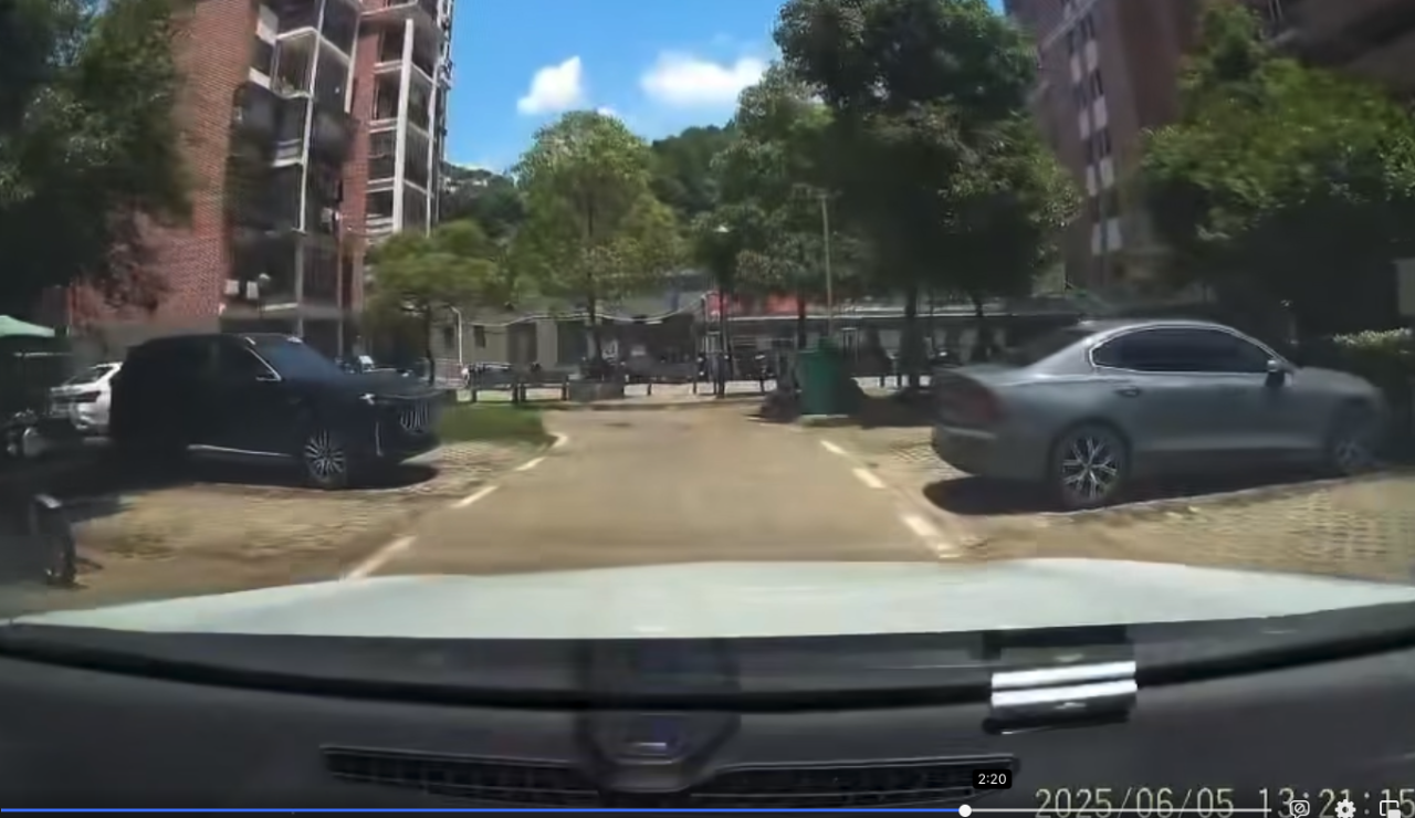 車cam直擊｜陰森停車場疑遇上吊事件 車主急急駛回地面 網民熱議：好明顯有人XX | ezone