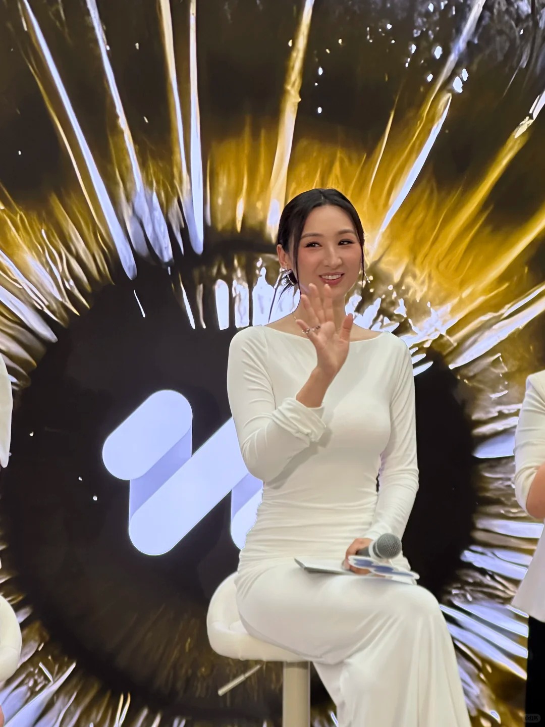 高海寧超貼身開窿裙前凸後翹 極品身材震撼網民：冇乜人著到呢條裙 | UHK 港生活