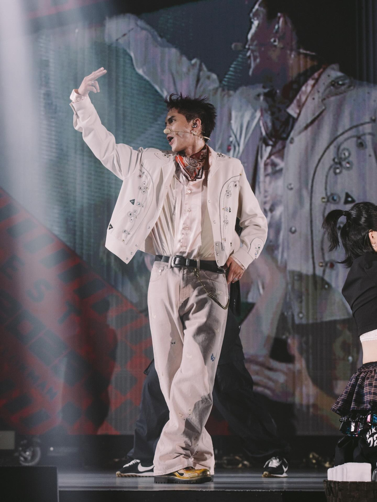 Lokman新歌《FLY》宣傳海報惹阿Mo墮屏聯想 公司犯大忌急刪爭議圖平息眾怒 | UHK 港生活