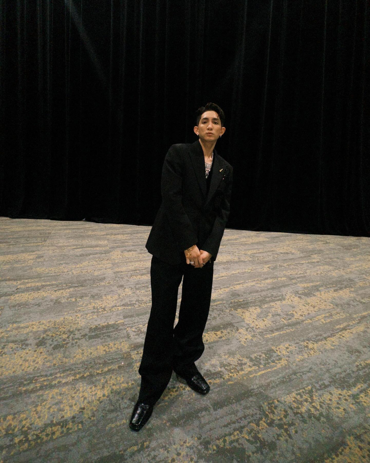 Lokman新歌《FLY》宣傳海報惹阿Mo墮屏聯想 公司犯大忌急刪爭議圖平息眾怒 | UHK 港生活