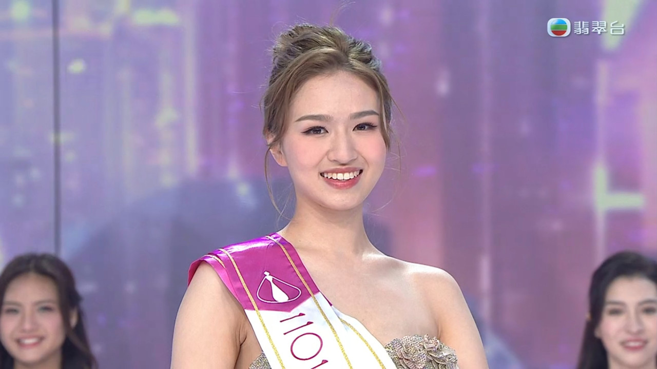 香港小姐2025｜無綫主席許濤夫人激罕現身貴氣逼人 選美季軍出身年過半百仍然好fit | UHK 港生活