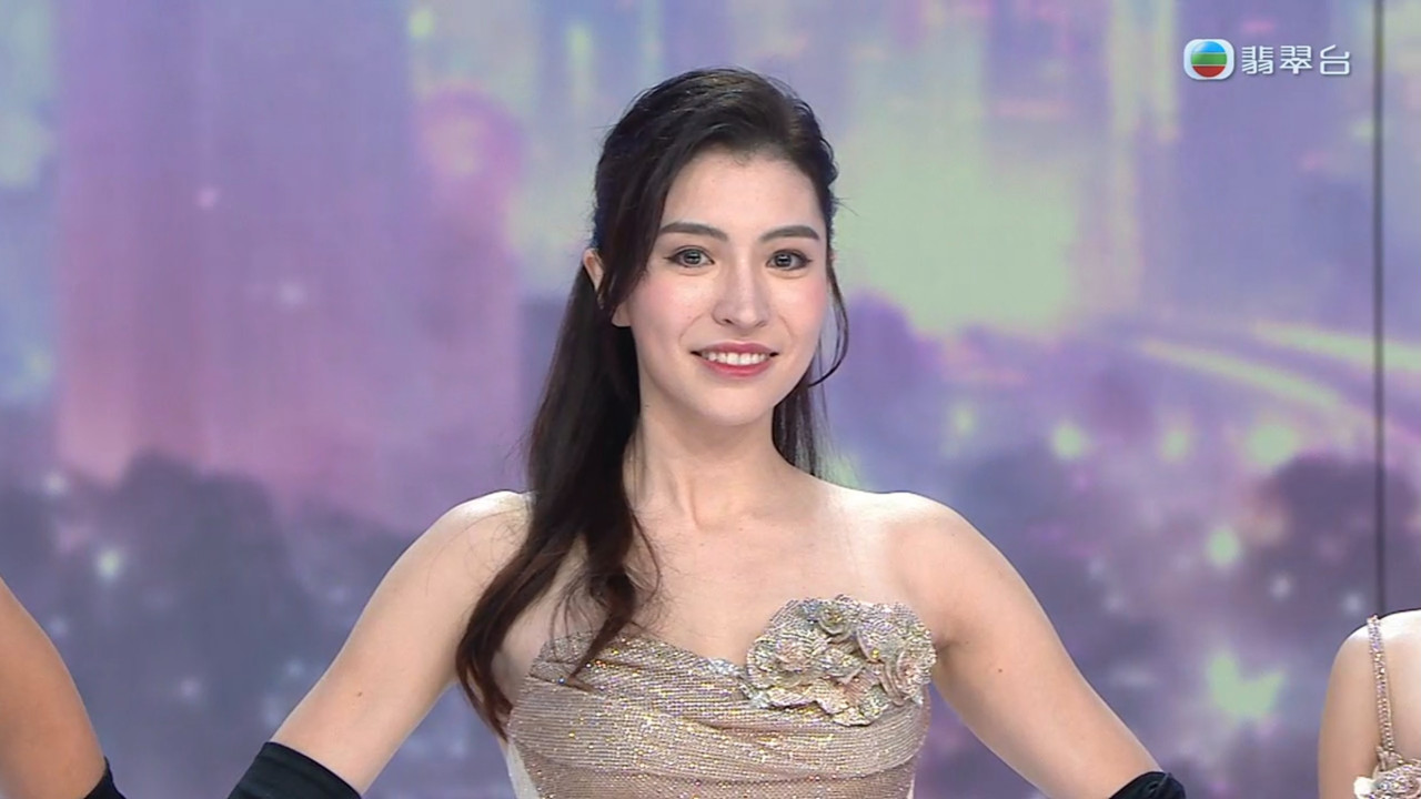 香港小姐2025｜無綫主席許濤夫人激罕現身貴氣逼人 選美季軍出身年過半百仍然好fit | UHK 港生活