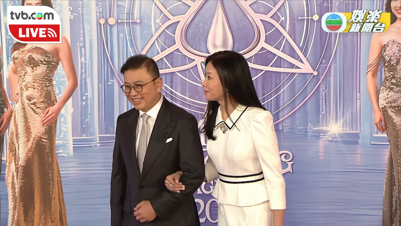 香港小姐2025｜無綫主席許濤夫人激罕現身貴氣逼人 選美季軍出身年過半百仍然好fit | UHK 港生活