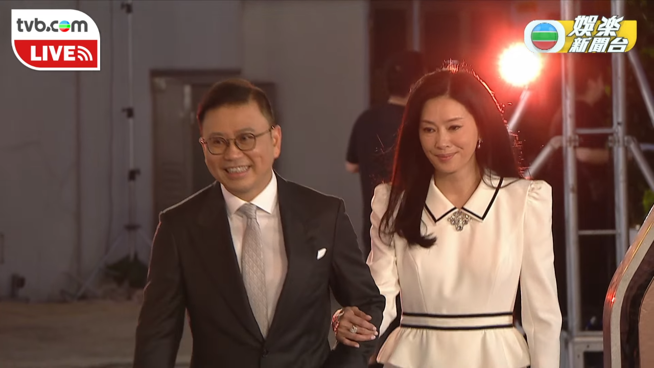 香港小姐2025｜無綫主席許濤夫人激罕現身貴氣逼人 選美季軍出身年過半百仍然好fit | UHK 港生活