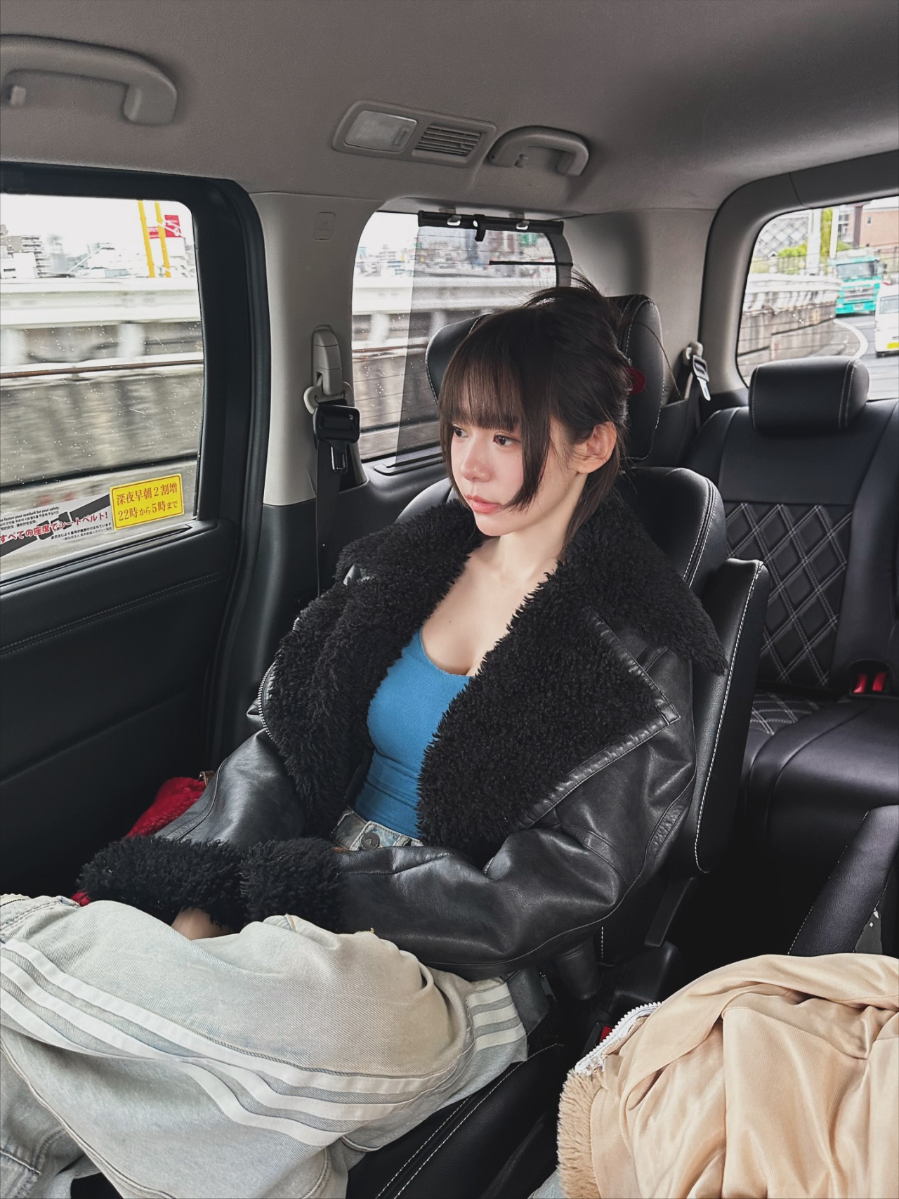 林明禎超鬆身背心疑洩34E胸前春光 彎腰瞬間畫面引網民暴動：我有冇睇錯 | UHK 港生活