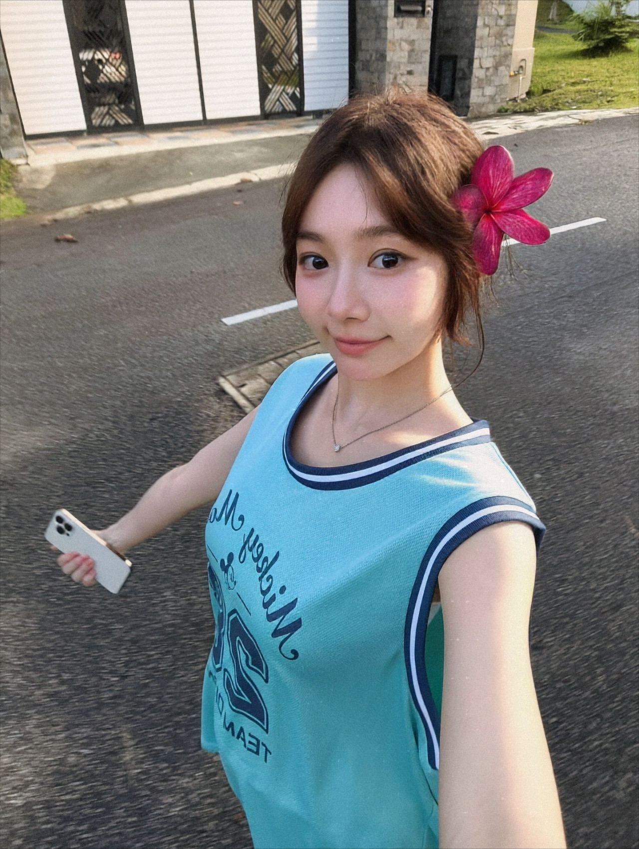 林明禎超鬆身背心疑洩34E胸前春光 彎腰瞬間畫面引網民暴動：我有冇睇錯 | UHK 港生活