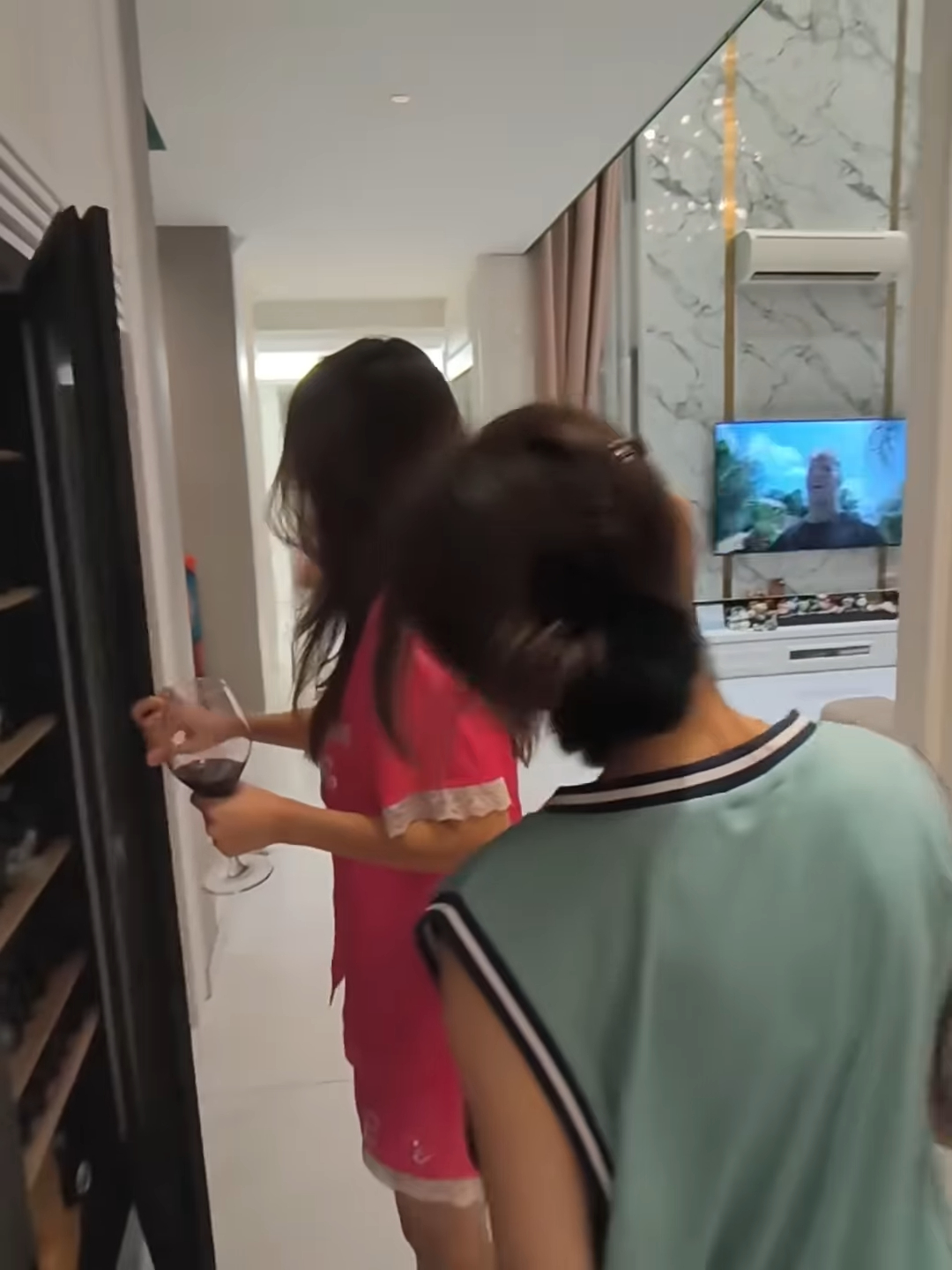 林明禎超鬆身背心疑洩34E胸前春光 彎腰瞬間畫面引網民暴動：我有冇睇錯 | UHK 港生活