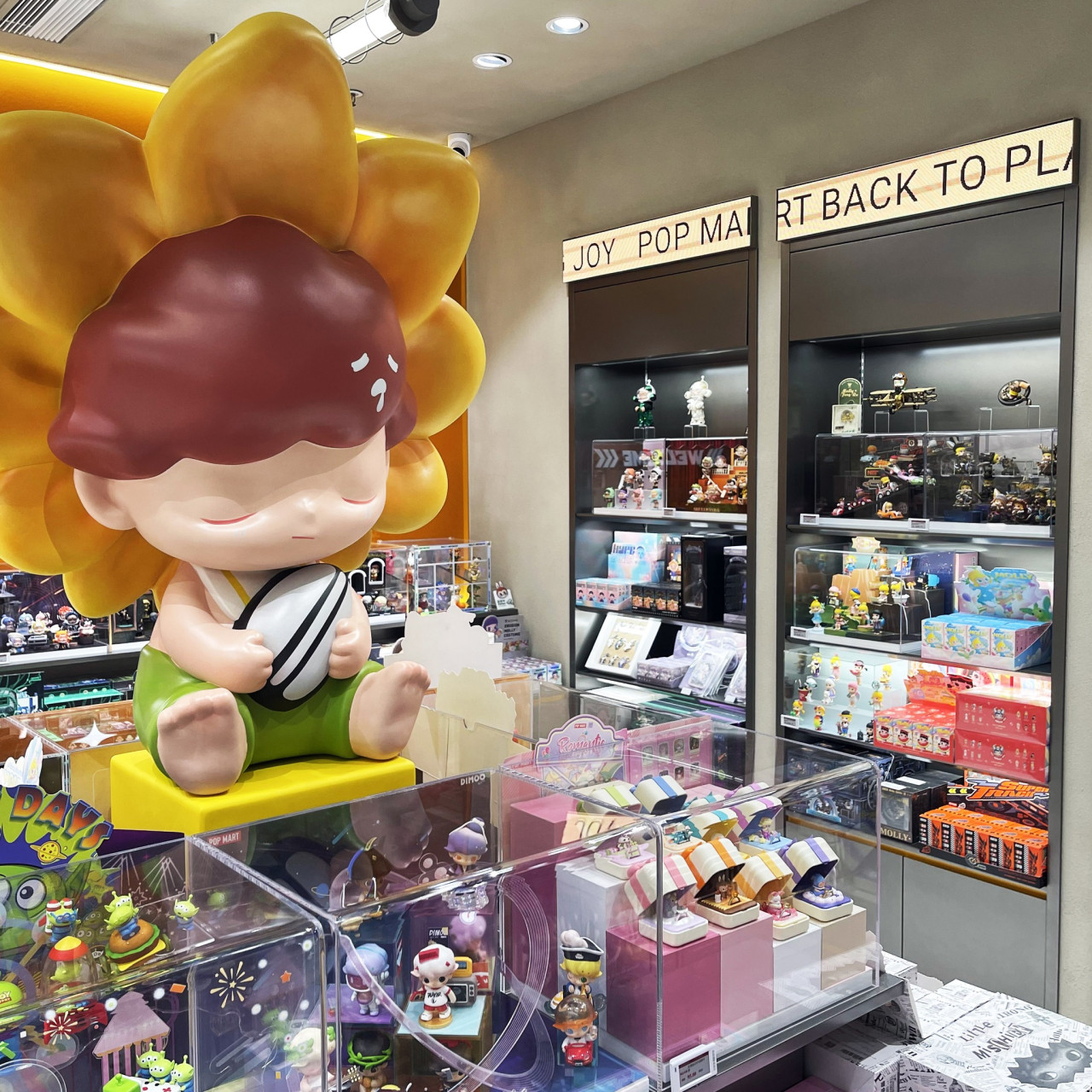 觀塘apm舖王大執位！POP MART接手LINE FRIENDS+CASETiFY舊址「1頂2」巨型圍板現身 | UHK 港生活