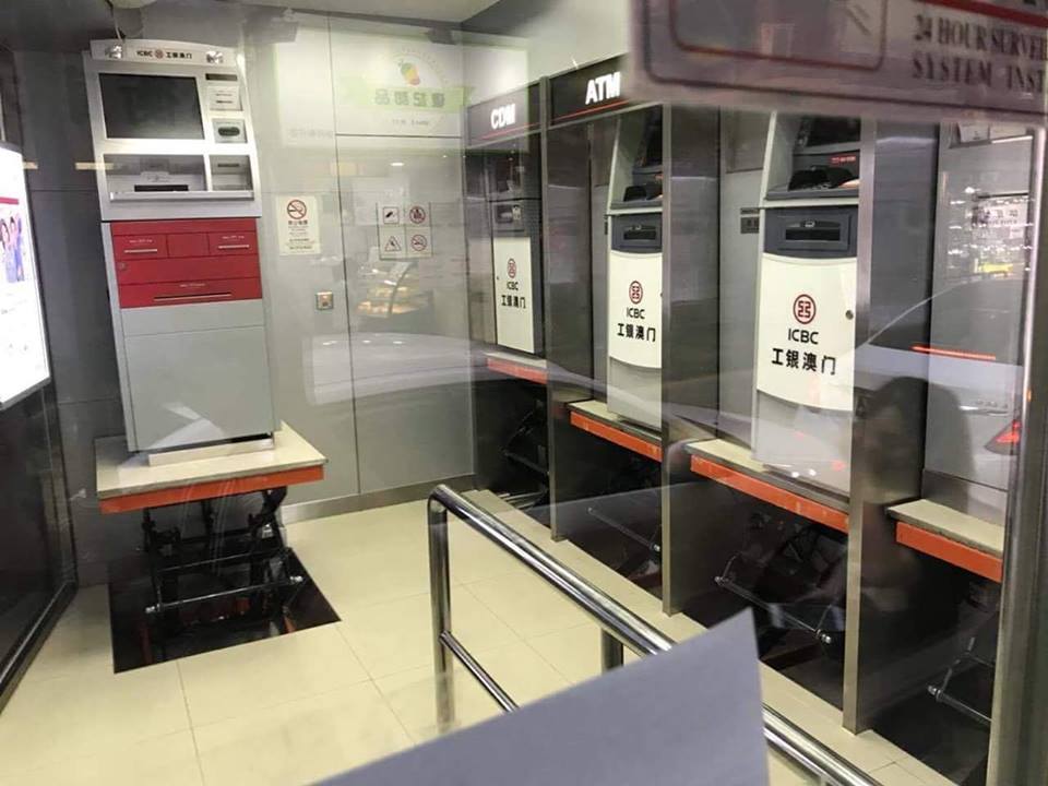 澳門 ICBC 銀行升高 ATM 迎戰颱風貝碧嘉 網民：見過鬼怕黑 - ezone.hk - 網絡生活 - 網絡熱話 - D180815