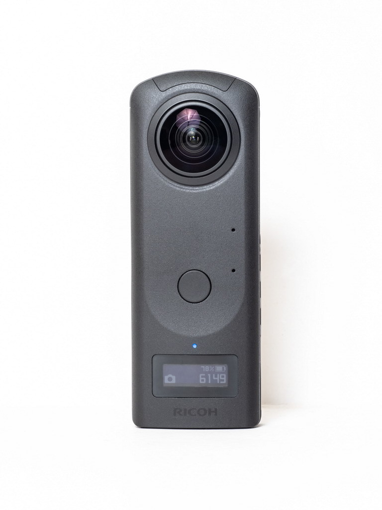 【360 影片模特兒實測】Ricoh THETA Z1 vs Insta360 ONE X2 | ezone