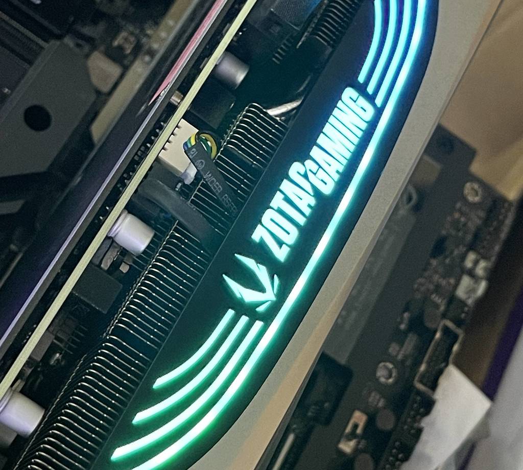 【實測】ZOTAC GAMING GEFORCE RTX 4070 Ti TRINITY OC！2.5 Slot「薄身」設計！ | ezone