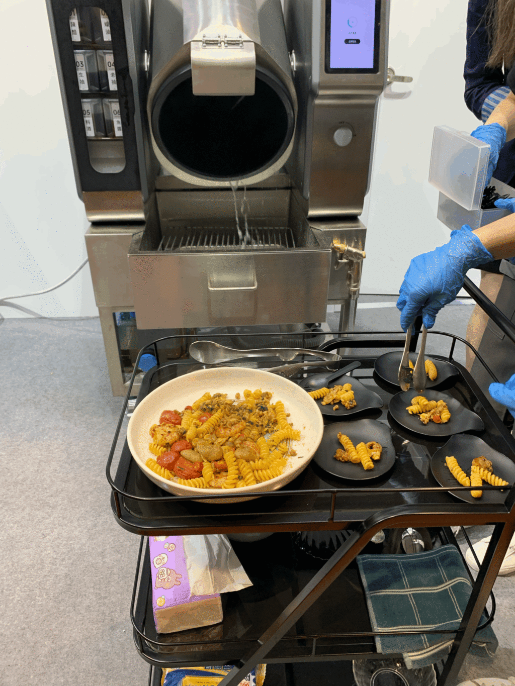 【AI 烹飪】BOTINKIT MAX 初登餐飲展 即睇星級廚師 Christian Yang 示範！ | ezone